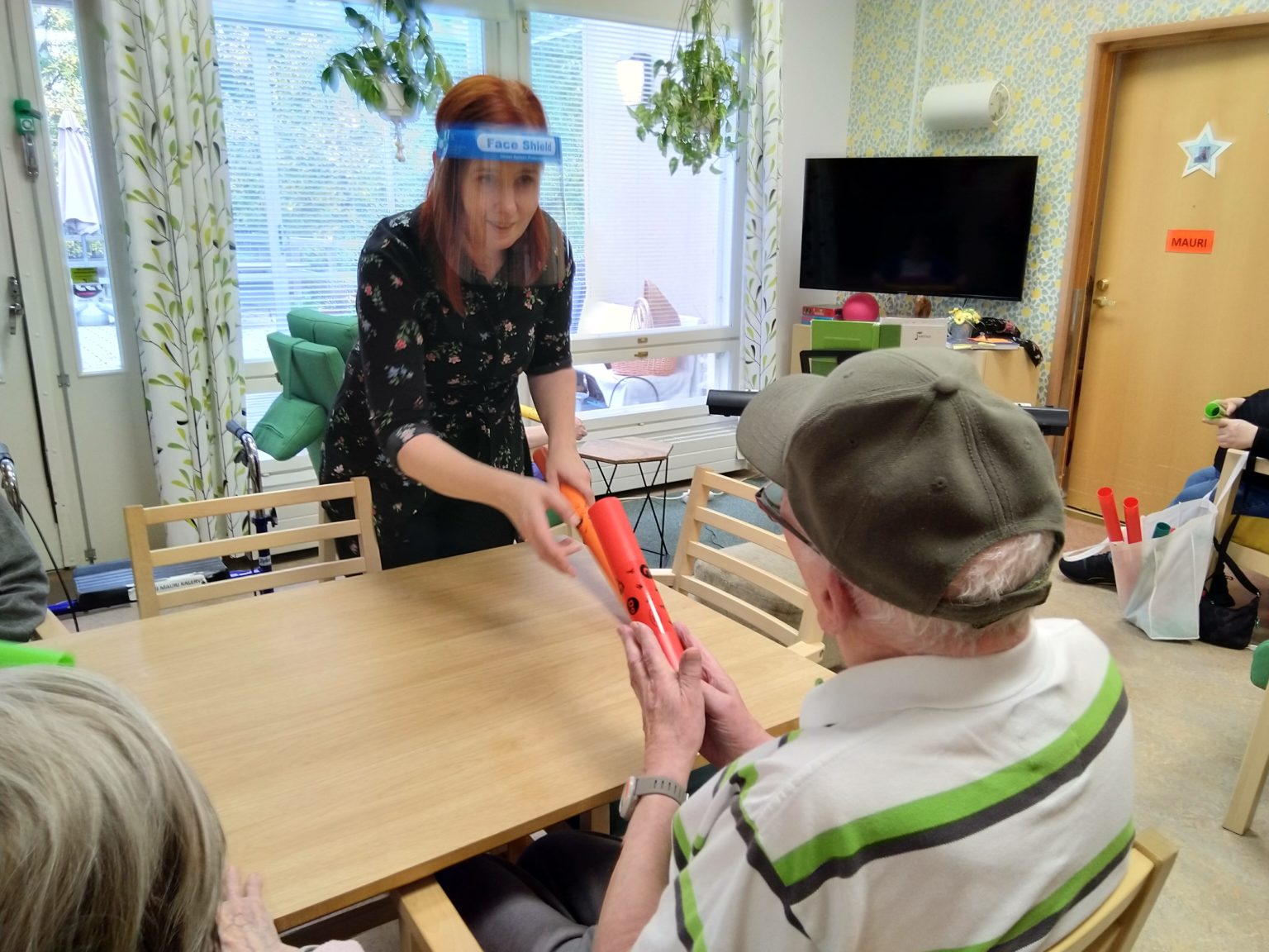 Yhteisötaiteilija Kanerva Kartano käyttää musiikkituokioissaan ...